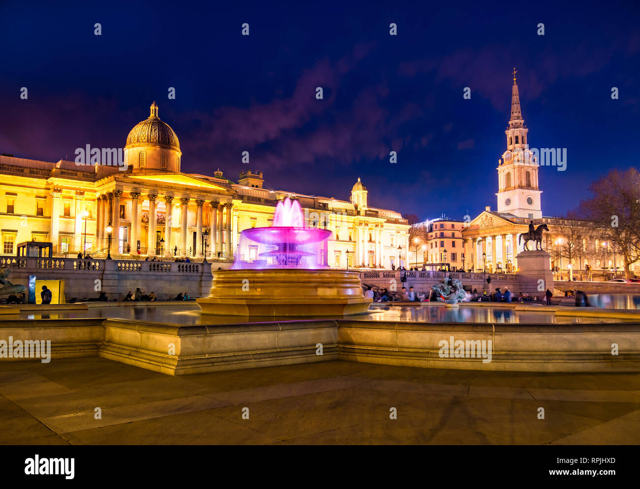 Cityscape view of the famous Trafalgar square of London in evening ...