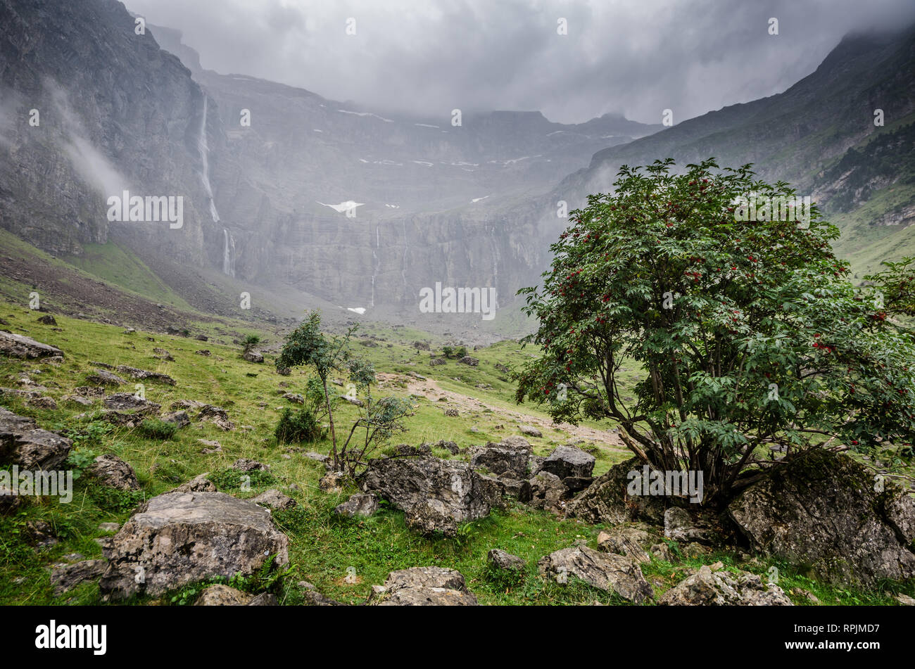 Cirque de gavarnie valley hi-res stock photography and images - Alamy