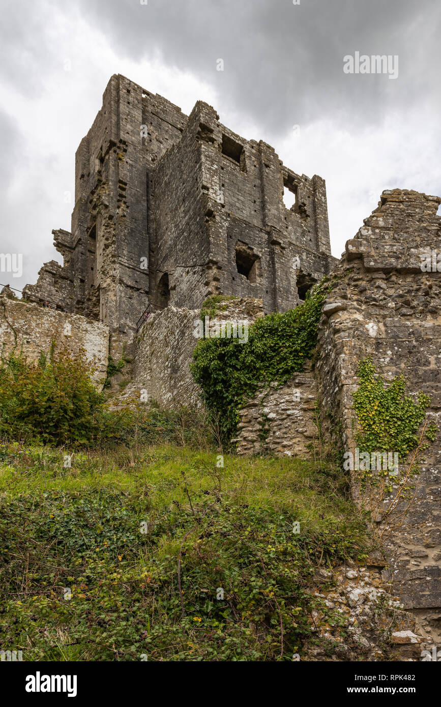 The ruins of Corfe Castle, Dorset, England, United Kingdom Stock Photo ...