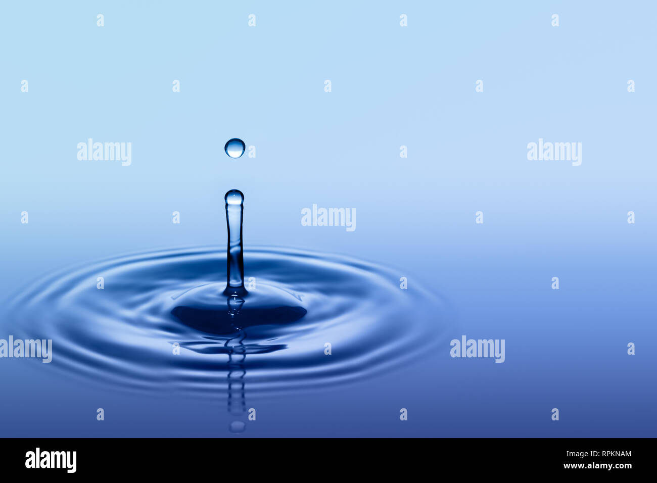 Splash. Rain drop falling on smooth surface of water Stock Photo - Alamy