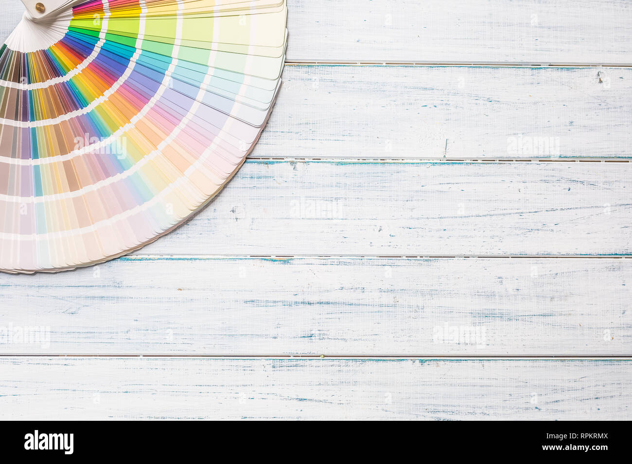 Top of view color palette on wooden table Stock Photo - Alamy