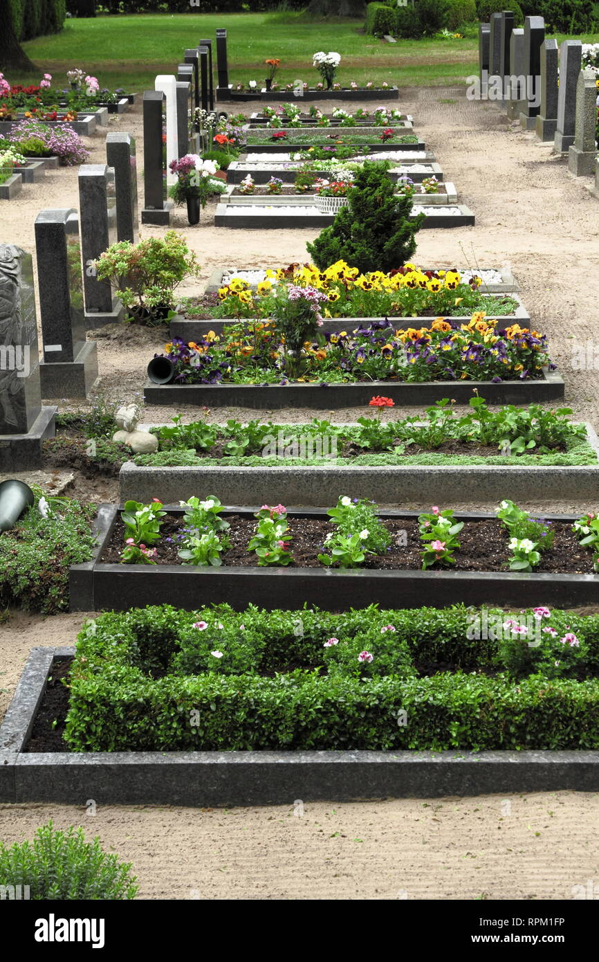 Well cared for cemetery hi-res stock photography and images - Alamy