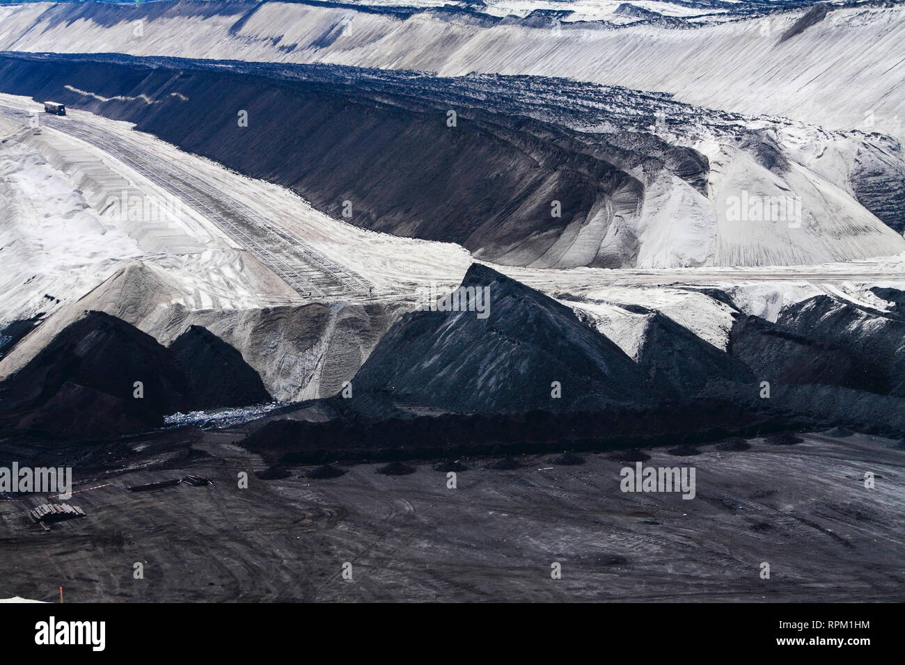 Gold mine dump truck dust hi-res stock photography and images - Alamy