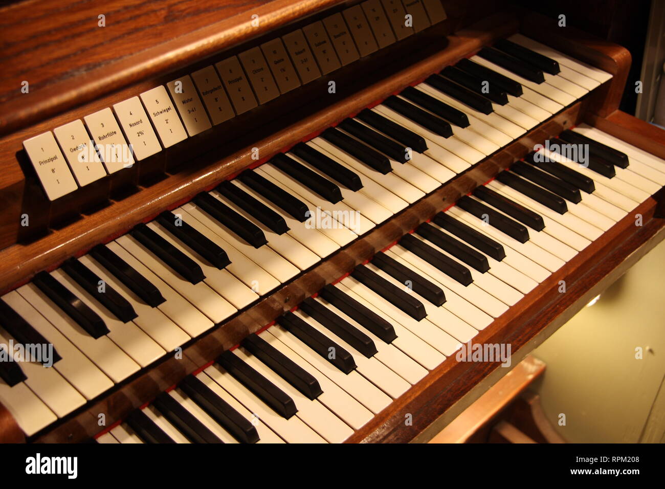 Organ instrument console hi-res stock photography and images - Alamy