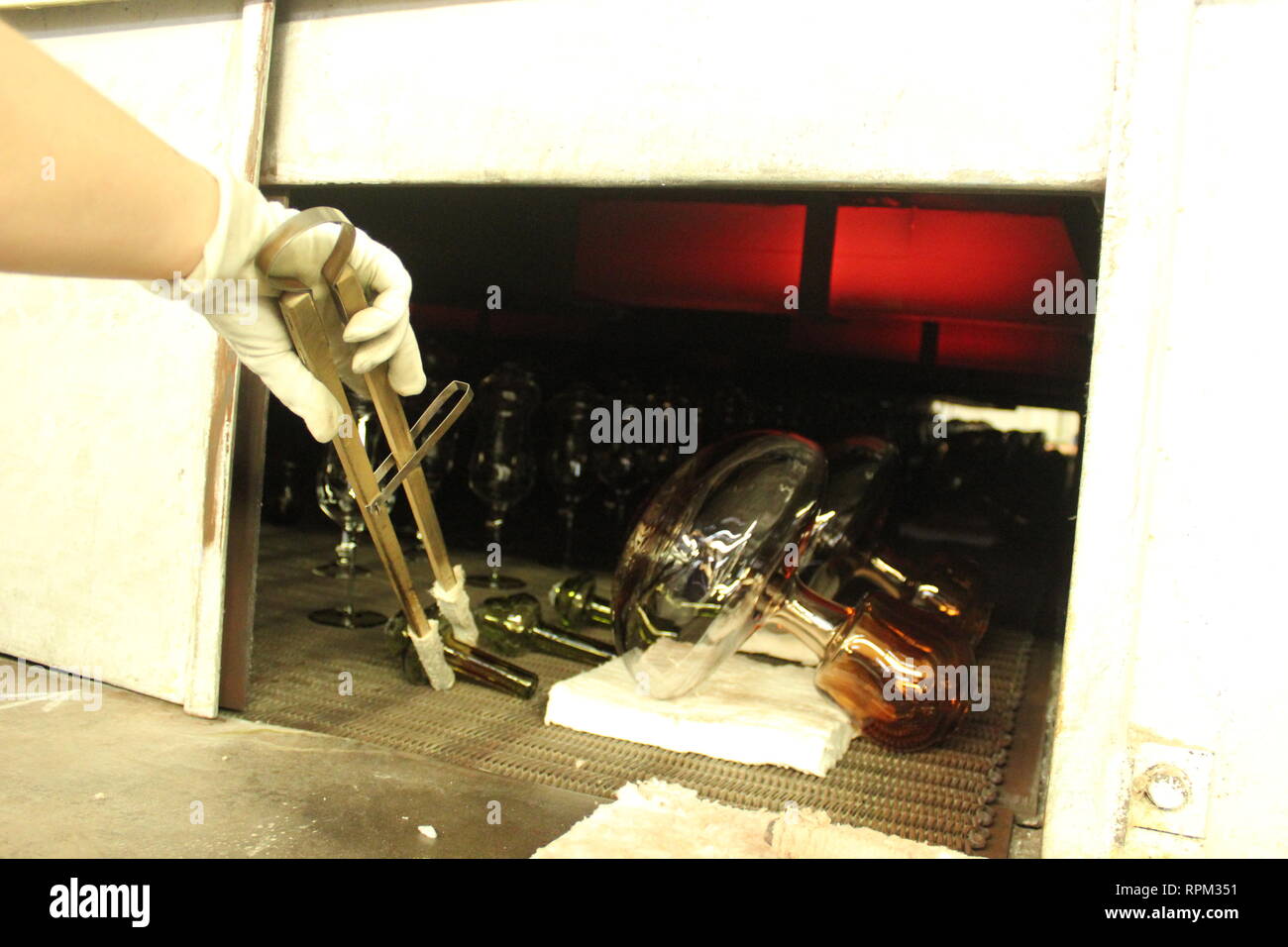 Glass blowing factory cooling hi-res stock photography and images - Alamy