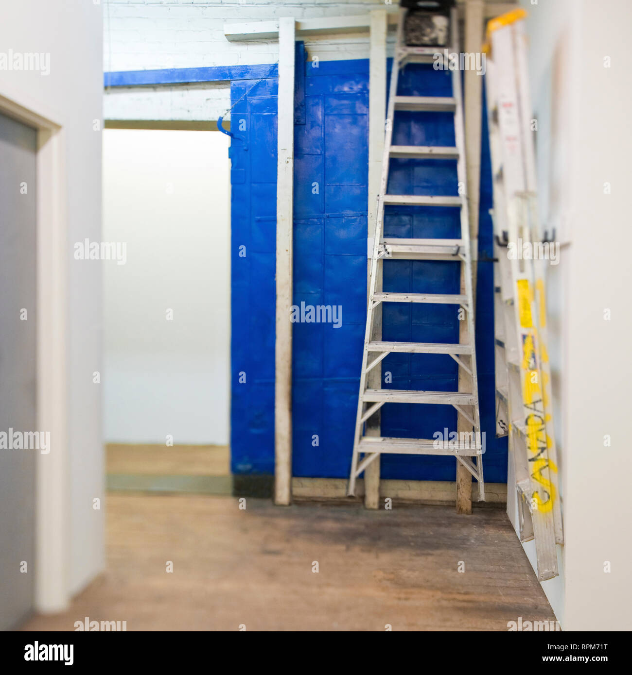 Ladders against wall hi-res stock photography and images - Alamy