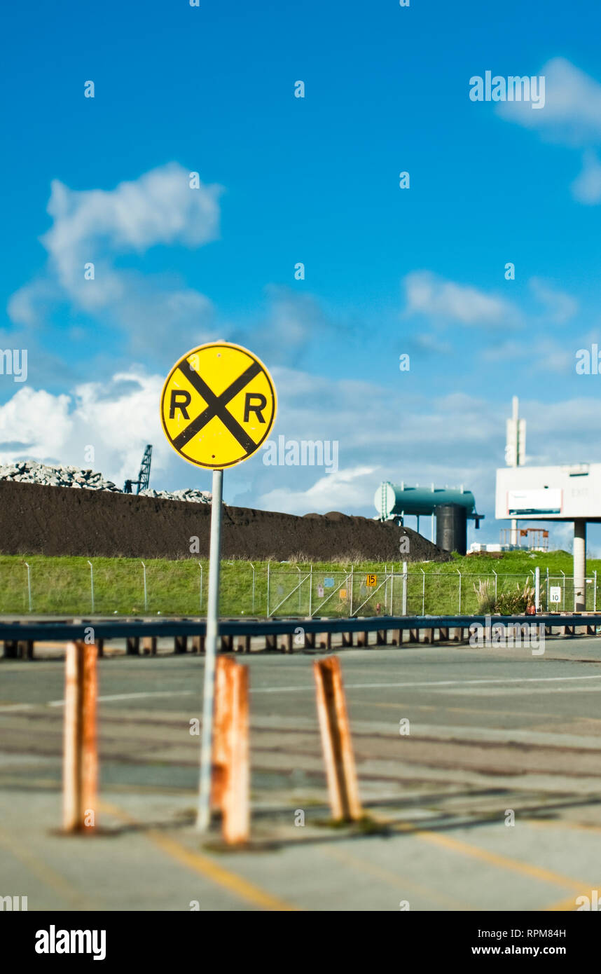 Railroad Crossing Sign Stock Photo - Alamy
