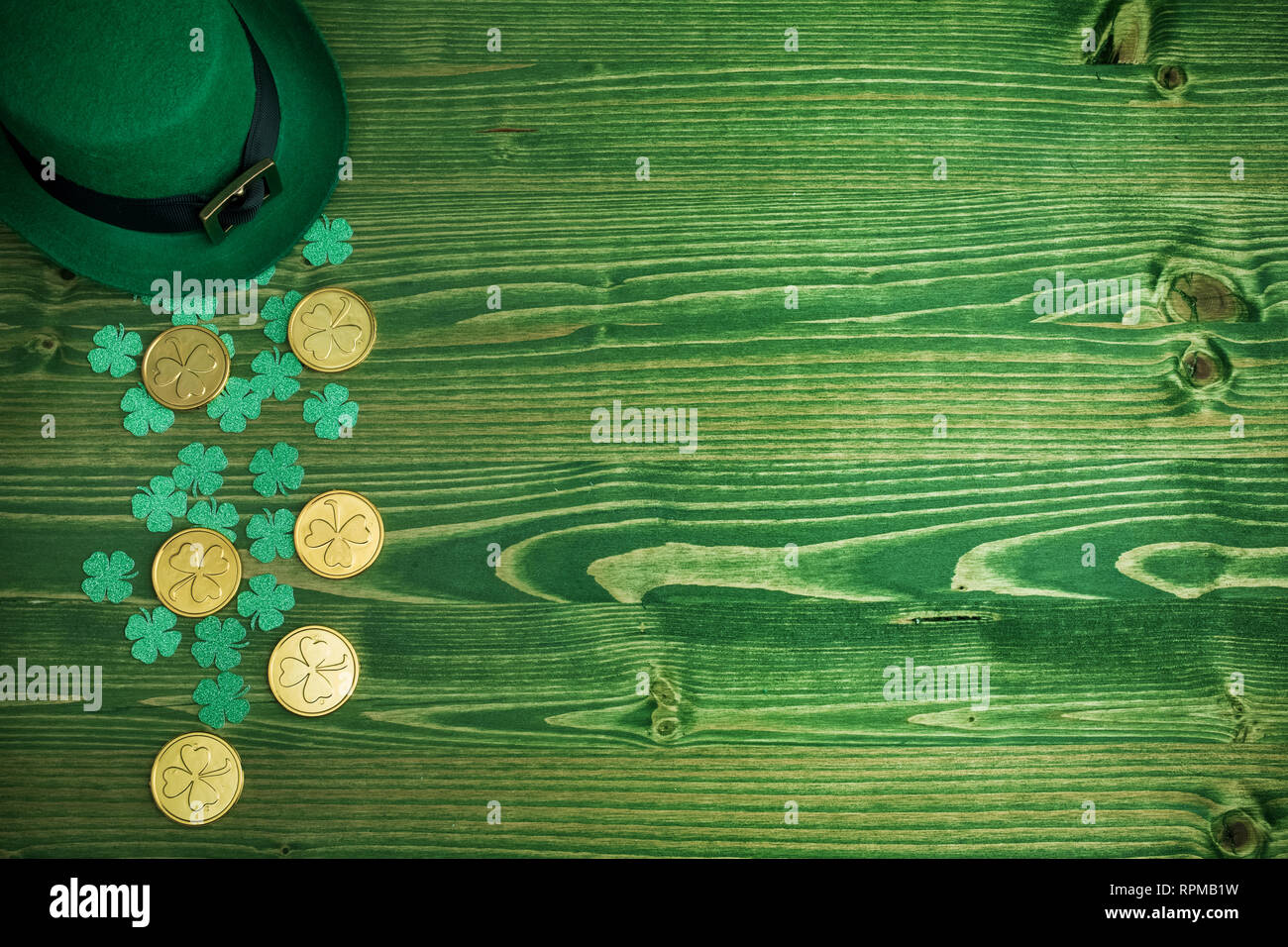 Happy St Patricks Day leprechaun hat with gold coins on vintage green ...
