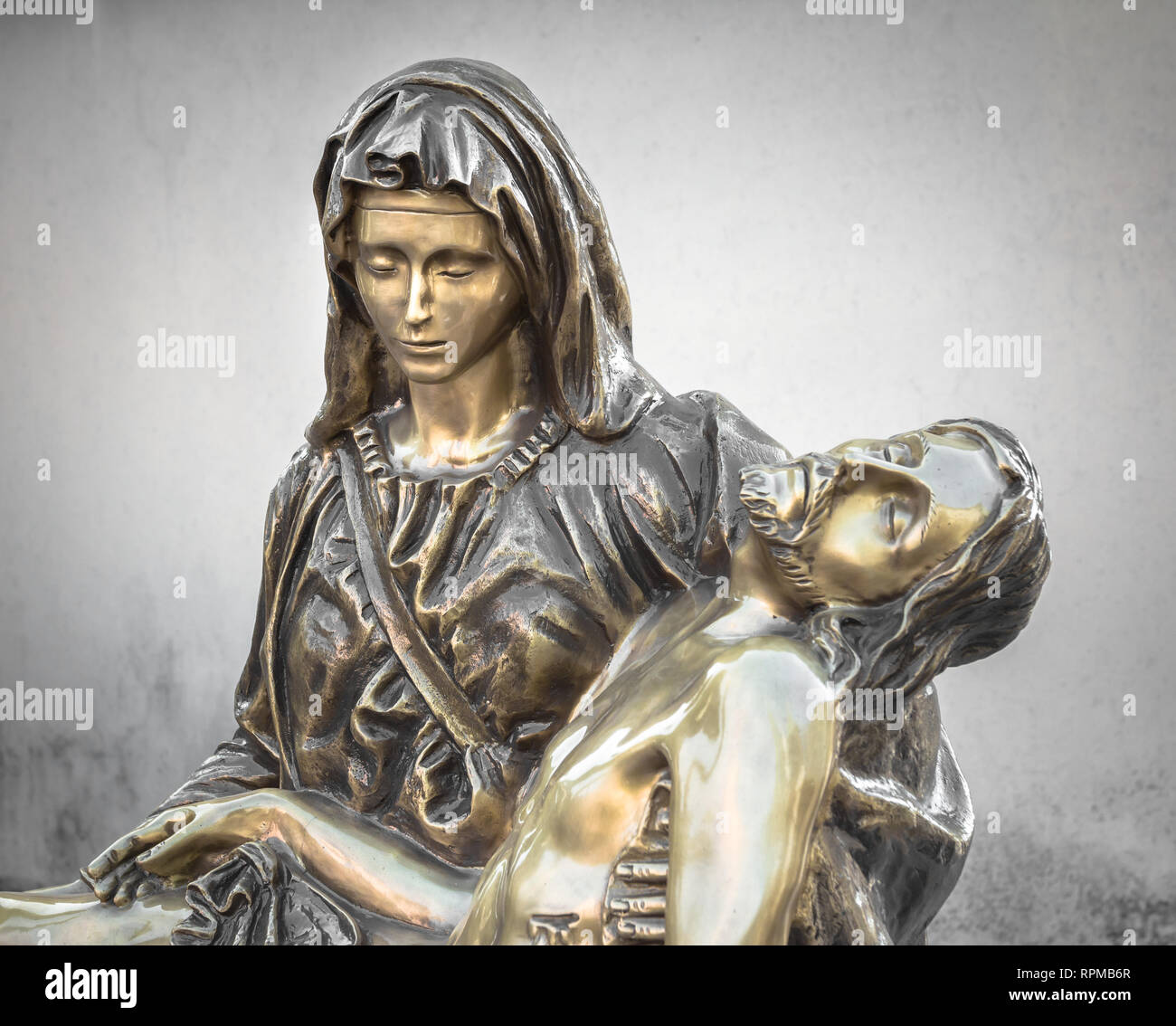 Grieving mother bronze statue hi-res stock photography and images - Alamy