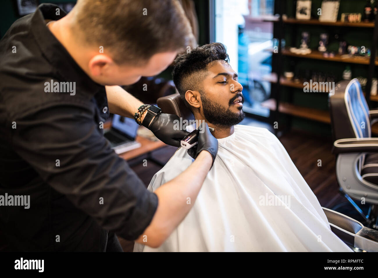 Beard trimming. Hand of barber with trimmer. How to shape a beard Stock ...
