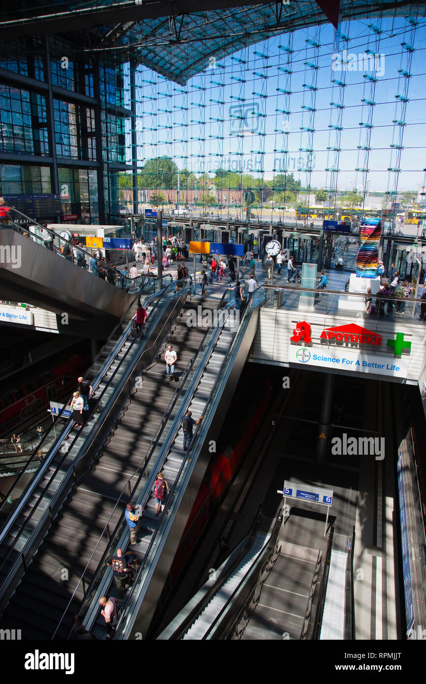 Germany, Berlin, Mitte, Hauptbahnhof interior of the steel and glass ...