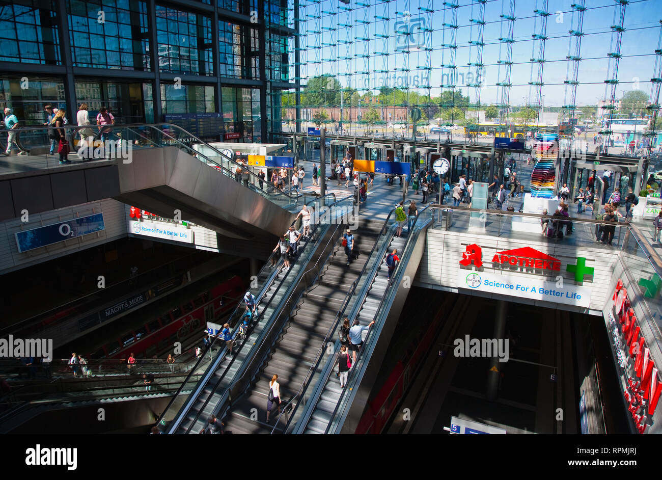 Germany, Berlin, Mitte, Hauptbahnhof interior of the steel and glass ...