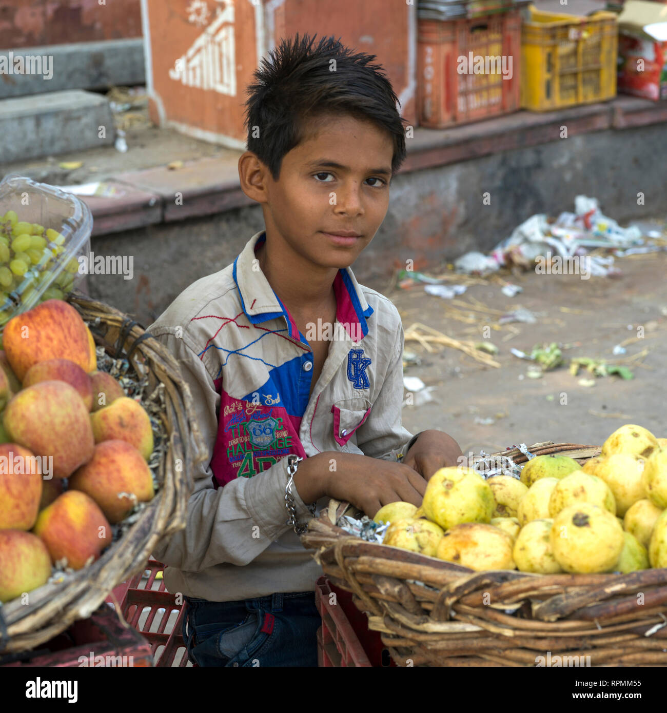 Selling guava fruits hi-res stock photography and images - Alamy