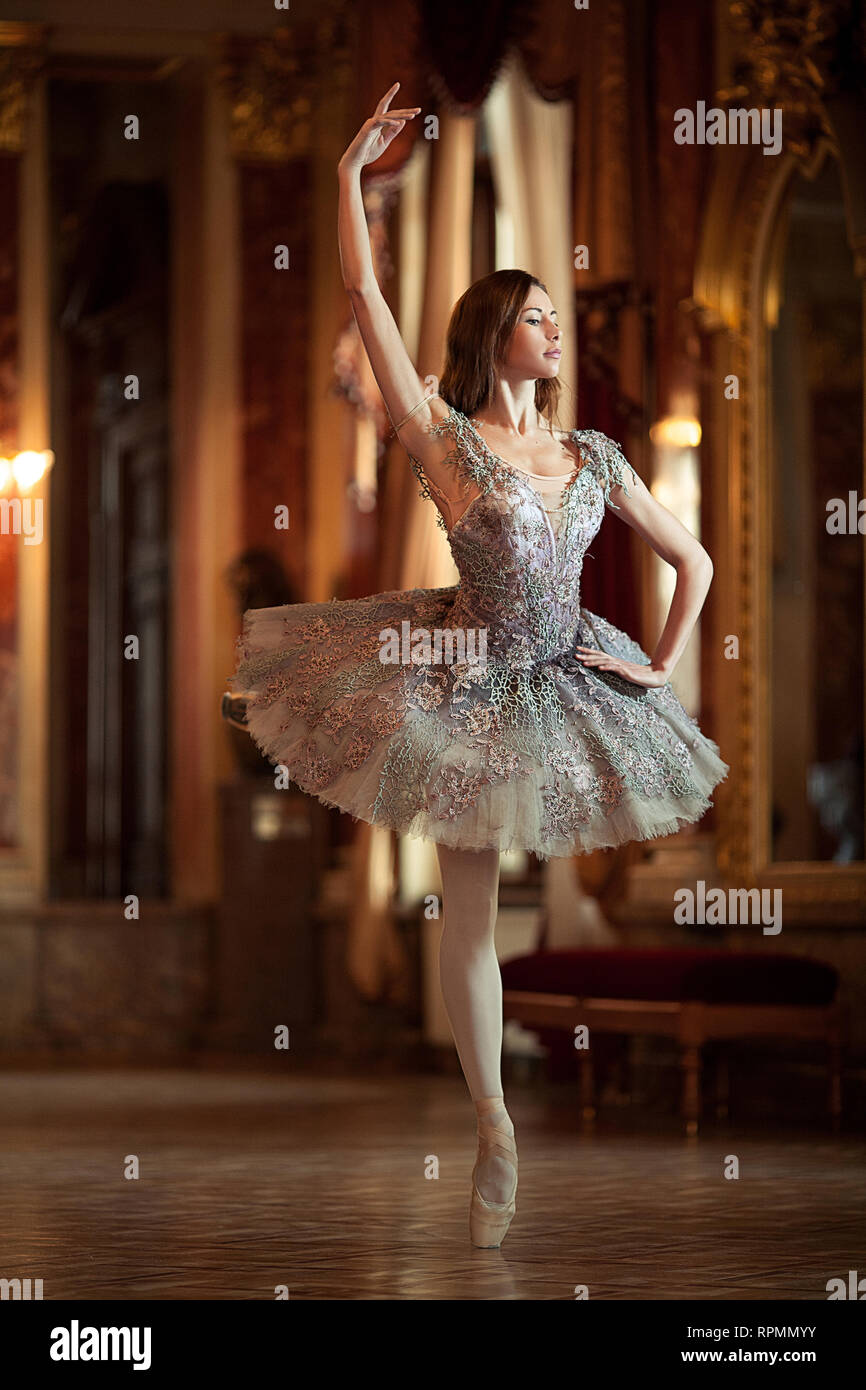 Arabesque ballet hi-res stock photography and images - Alamy