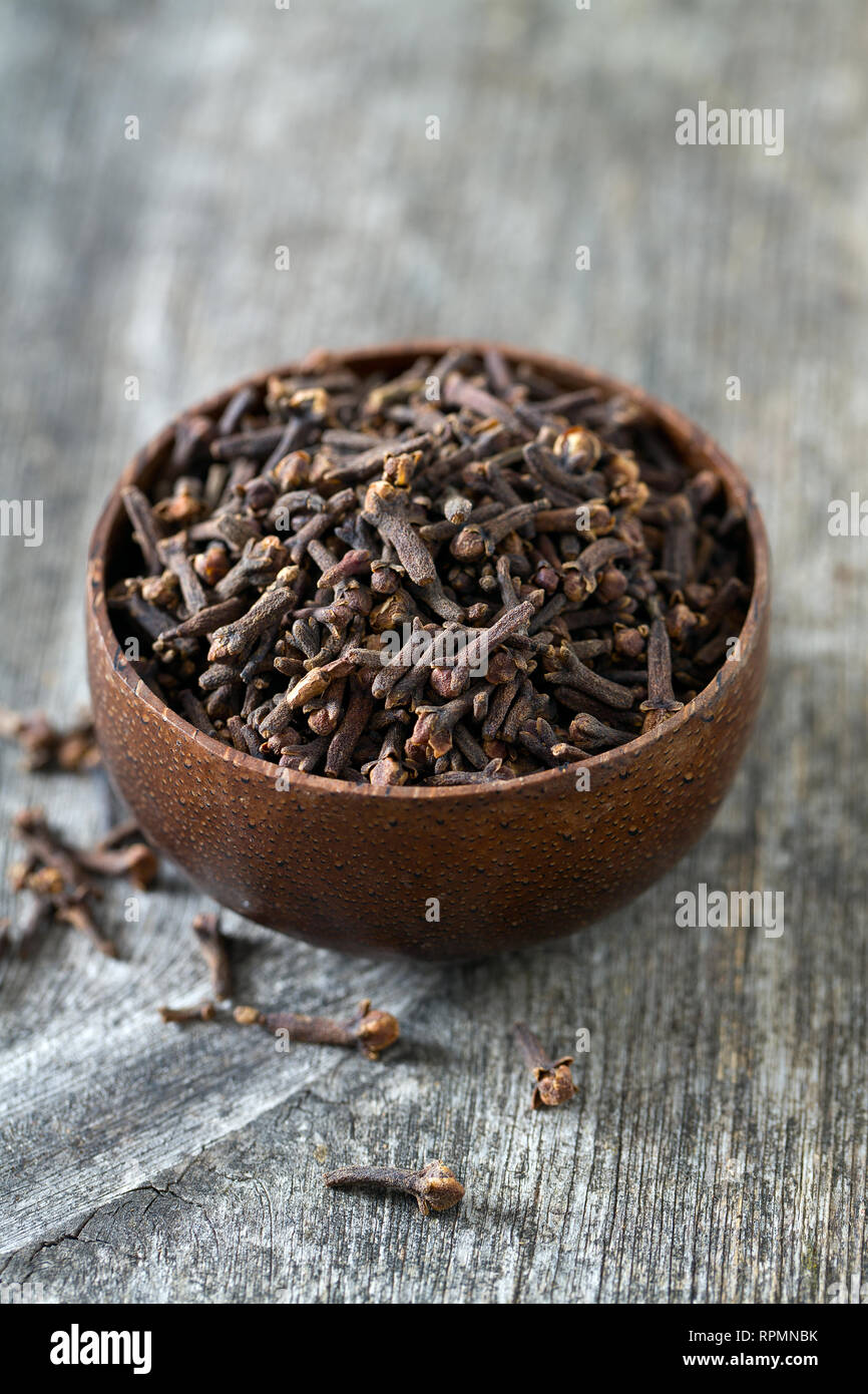 Dry cloves in wooden hi-res stock photography and images - Alamy