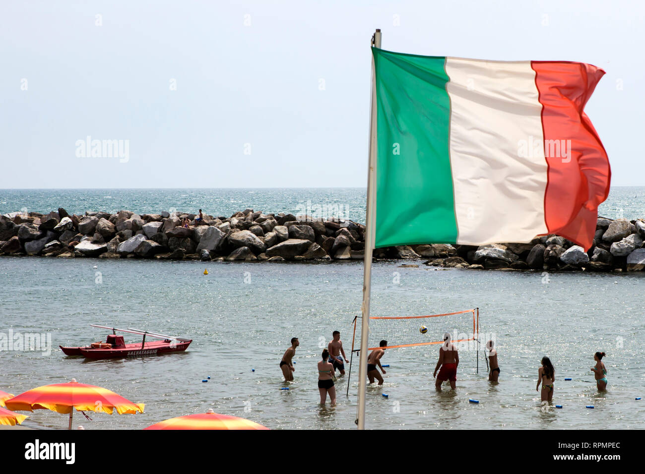 MARINA DI PISA - Italian bathers are playing volleyball in the sea ...