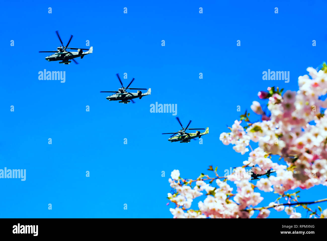 Plane flying over head hi-res stock photography and images - Alamy