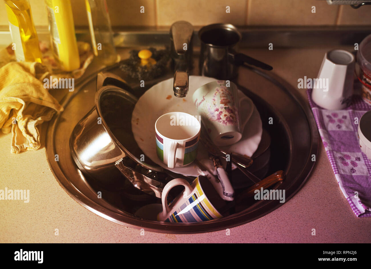 Kitchen sink full dirty dishes hi-res stock photography and images - Alamy