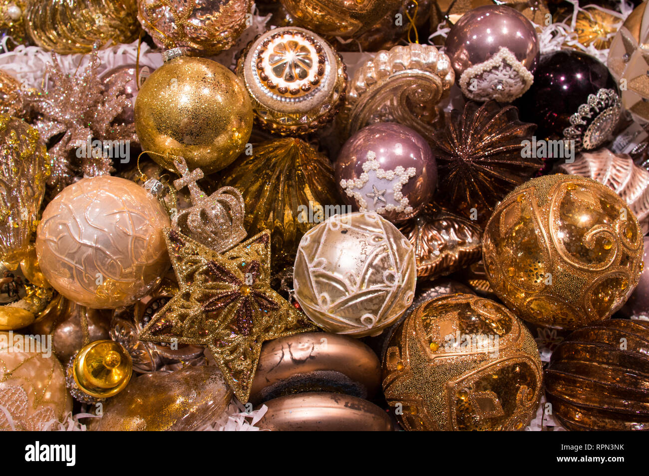 Christmas tree decorations, all in one color, yellow and gold ...