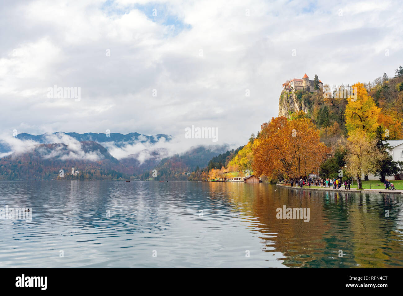 Beautiful autumn landscape around Lake Bled with the castle at Slovenia ...