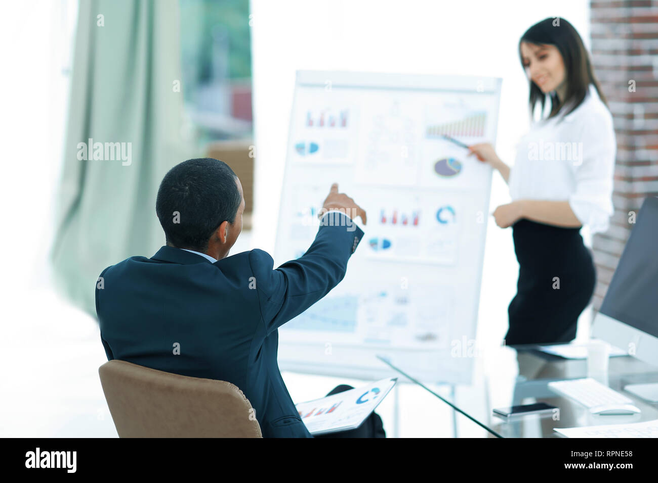 investor asking questions to the business presentation Stock Photo - Alamy