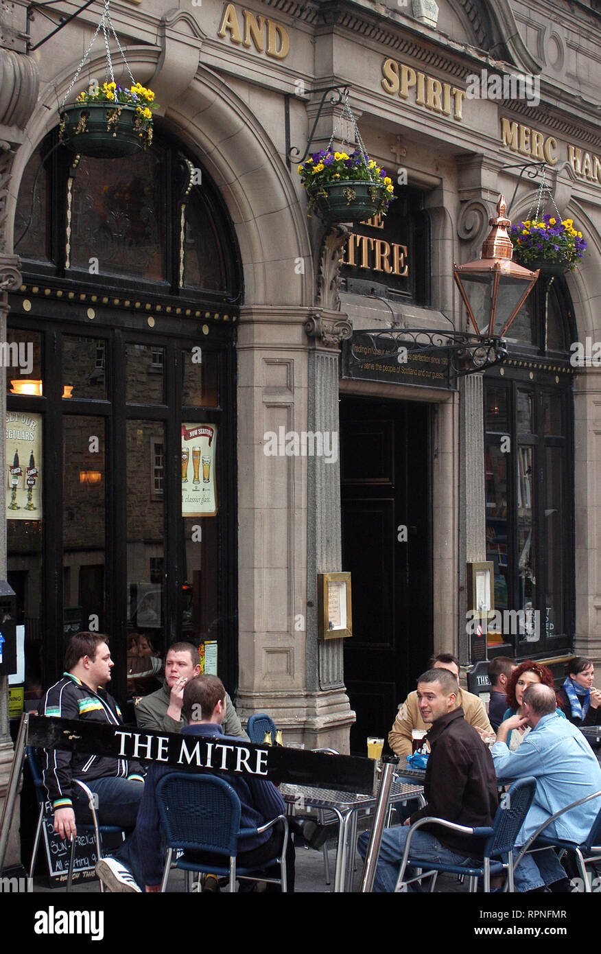 Gastronomy tourism: The Mitre pub, The Royal Mile Edinburgh. Edimburgo ...