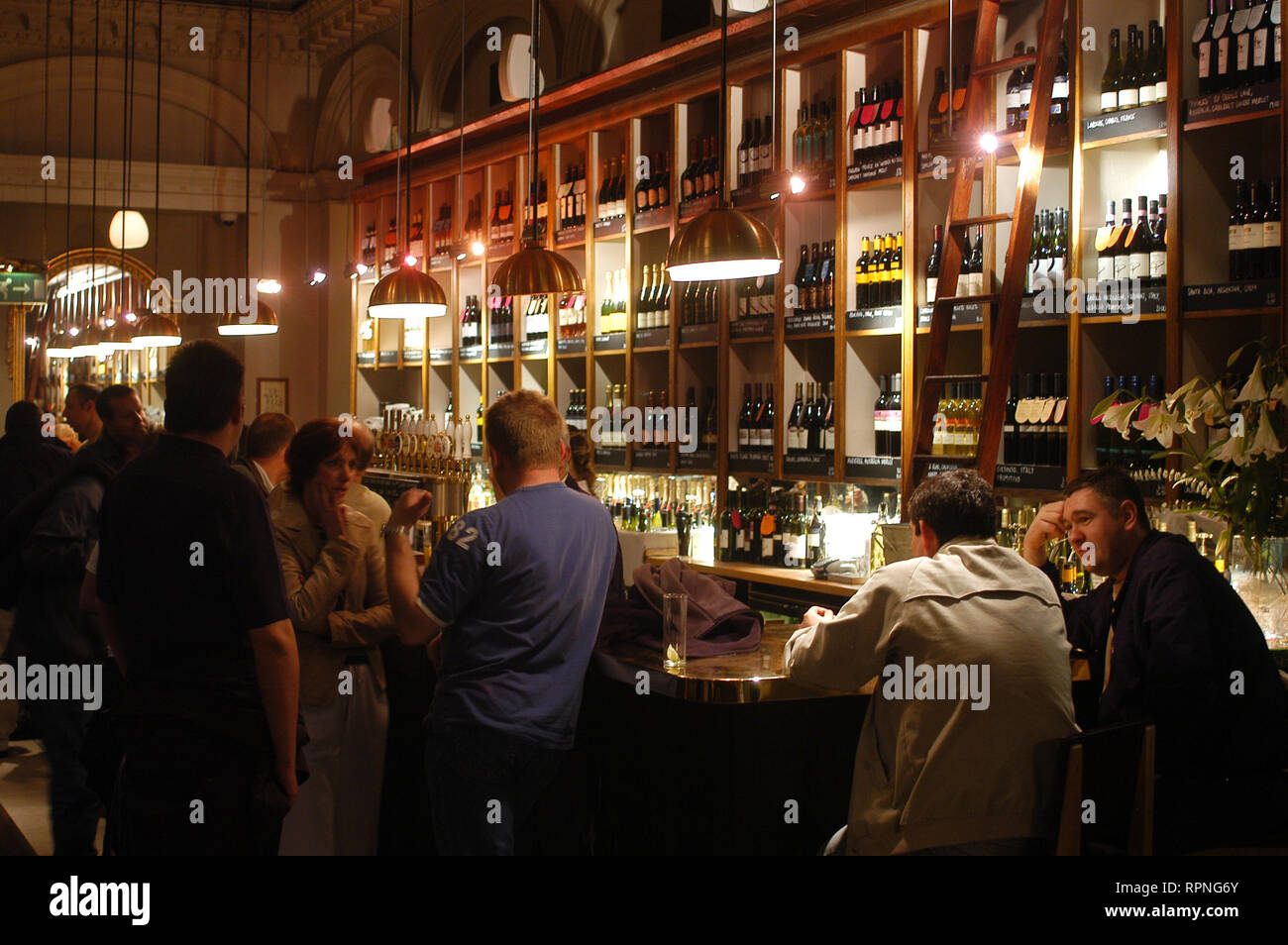 All bar one george street edinburgh hi-res stock photography and images ...