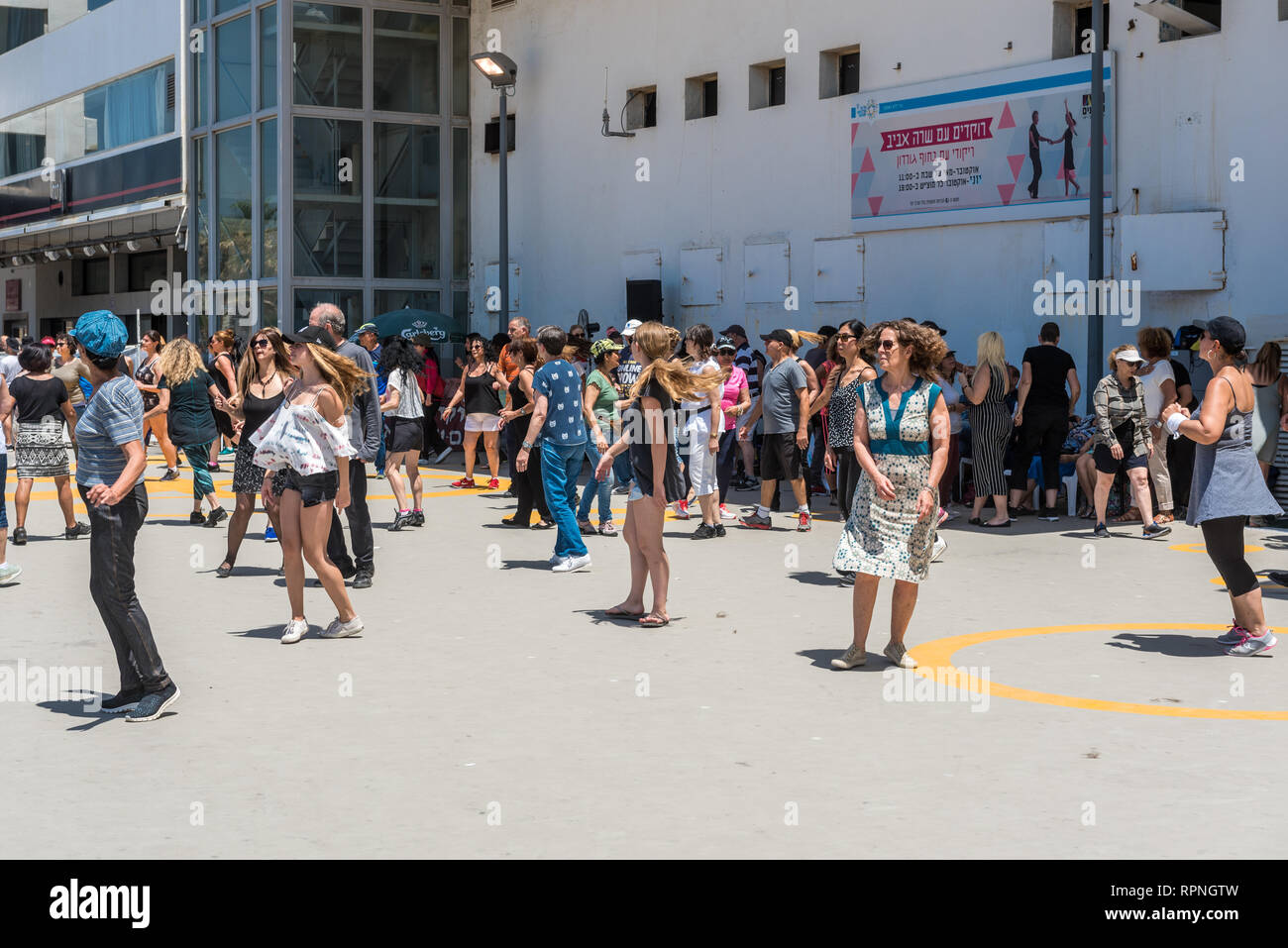 Israeli folk dance hi-res stock photography and images - Alamy