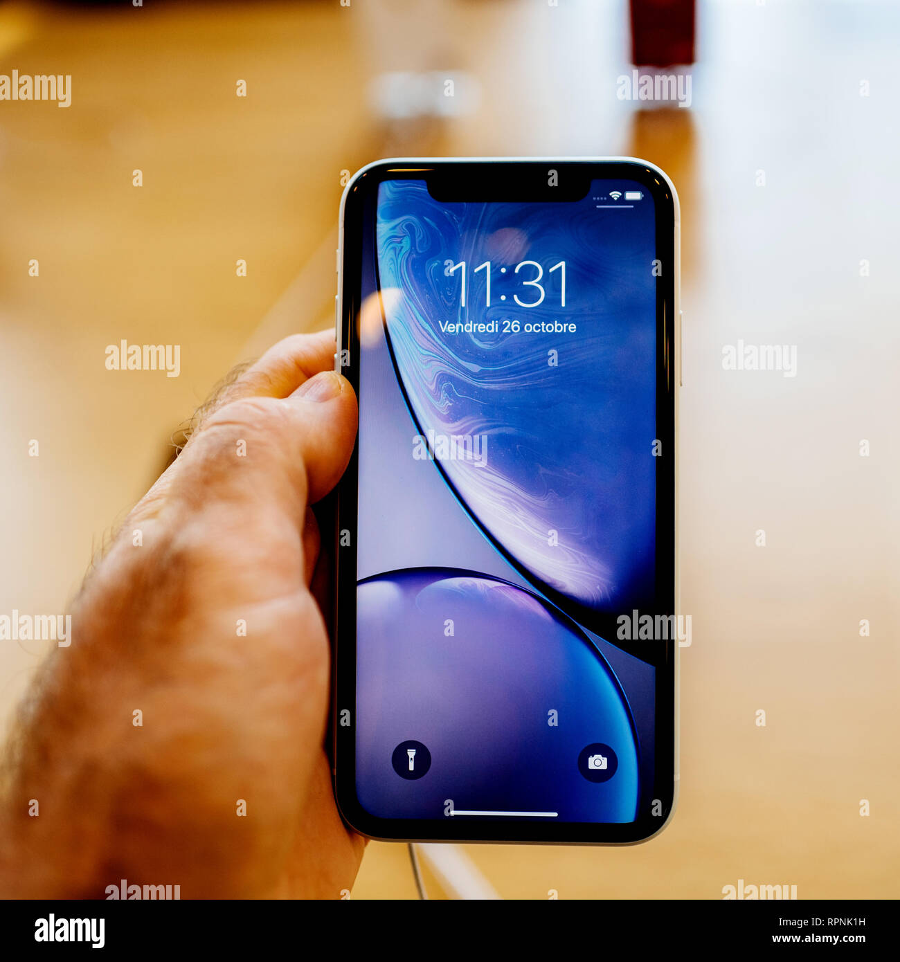 Iphone x hand vertical hi-res stock photography and images - Alamy