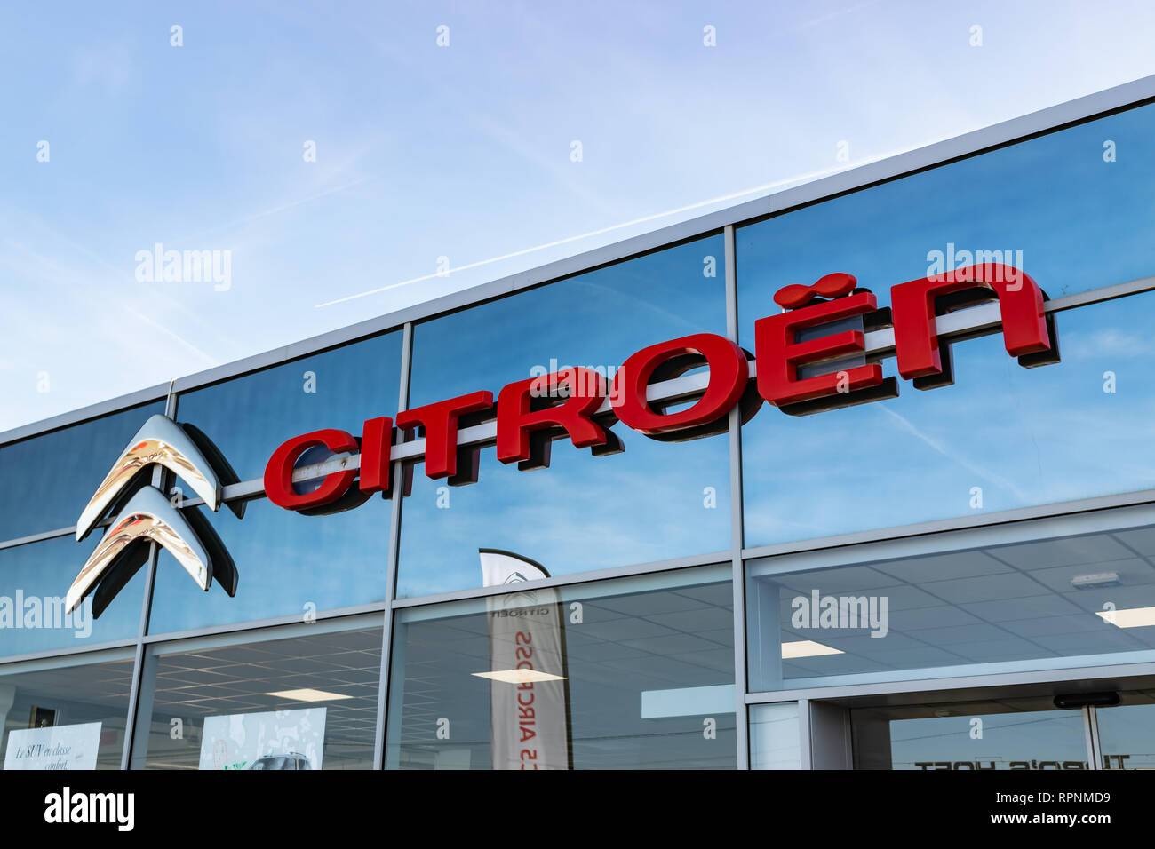 Building official dealer citroen hi-res stock photography and images ...