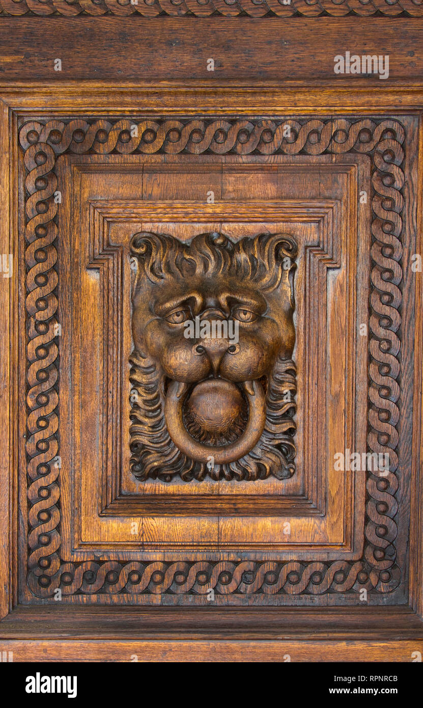 Wood Lion Face Stock Photo - Alamy