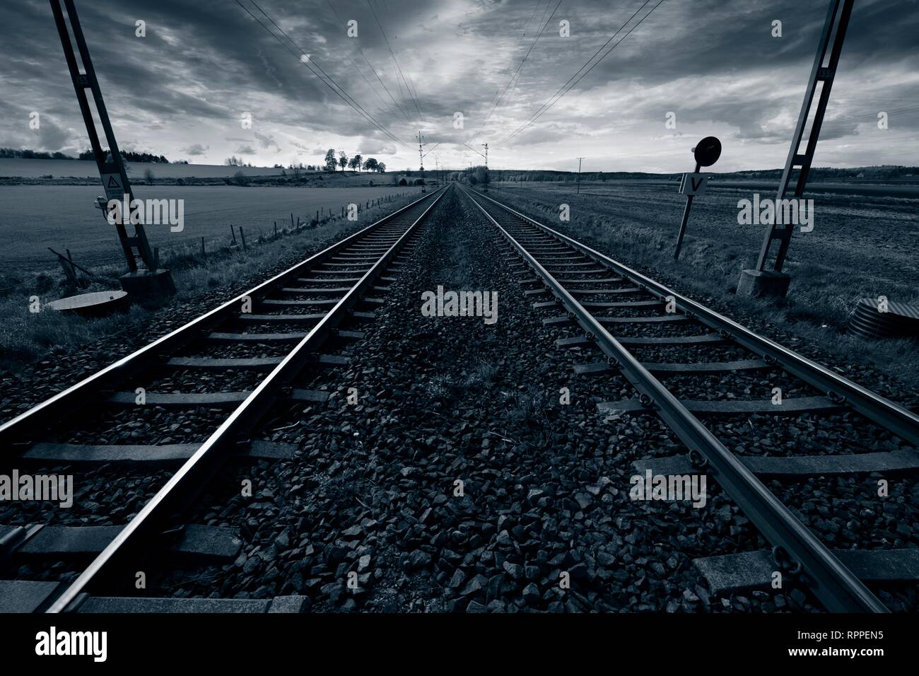 Railroad track horizon hi-res stock photography and images - Alamy