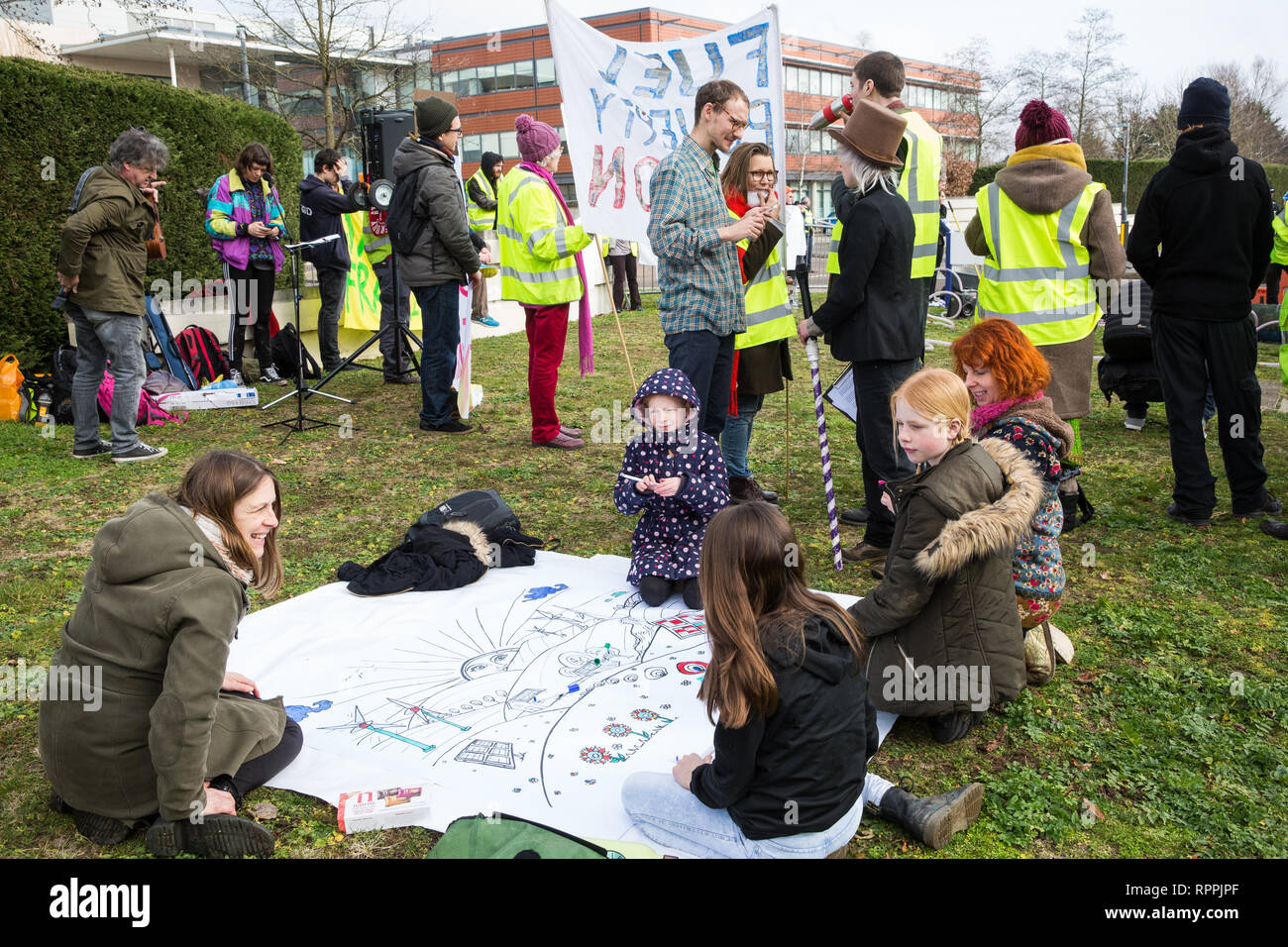 Family uk poverty protest hi-res stock photography and images - Alamy