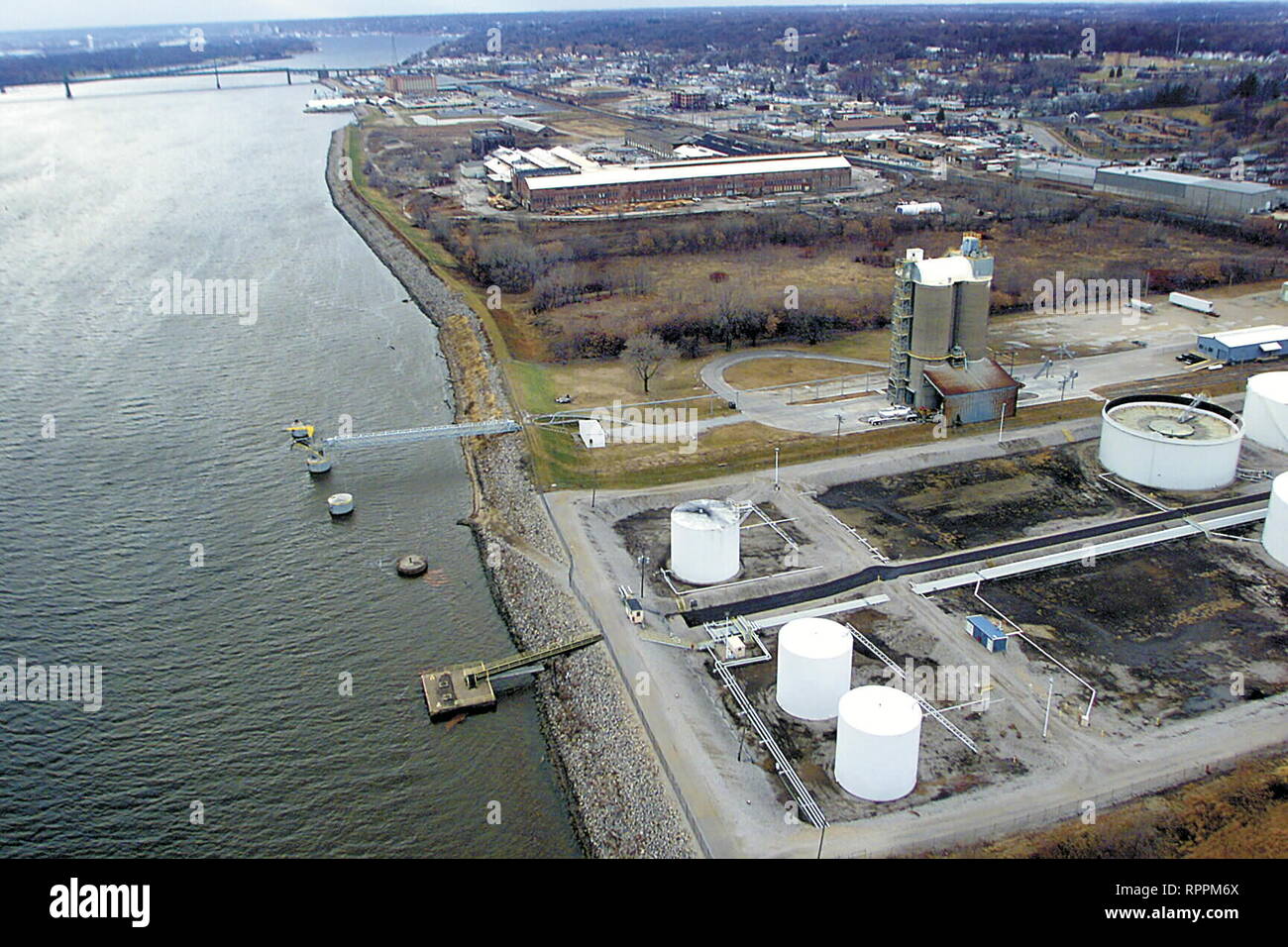Shell tank farm hi-res stock photography and images - Alamy