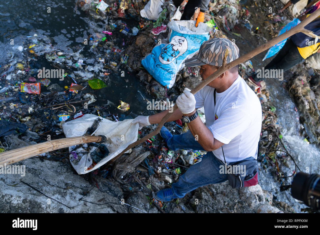 Philippines manila city garbage people hi-res stock photography and ...