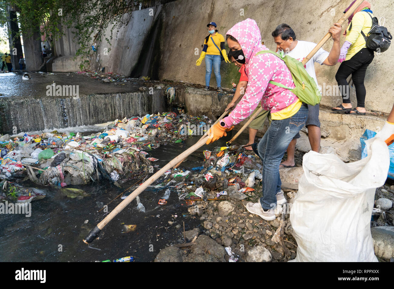 Collecting garbage manila philippines hi-res stock photography and ...