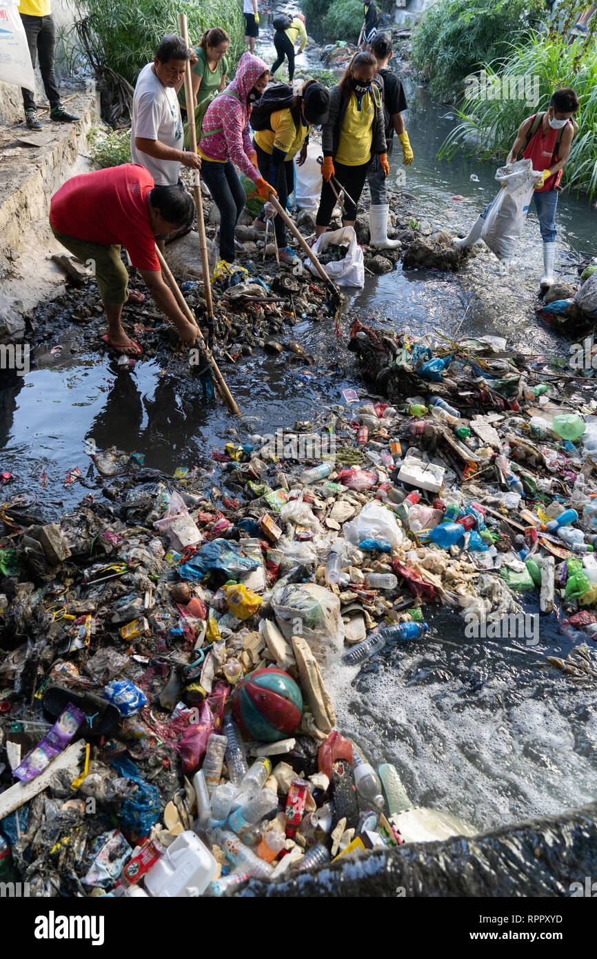 Philippines manila city garbage people hi-res stock photography and ...