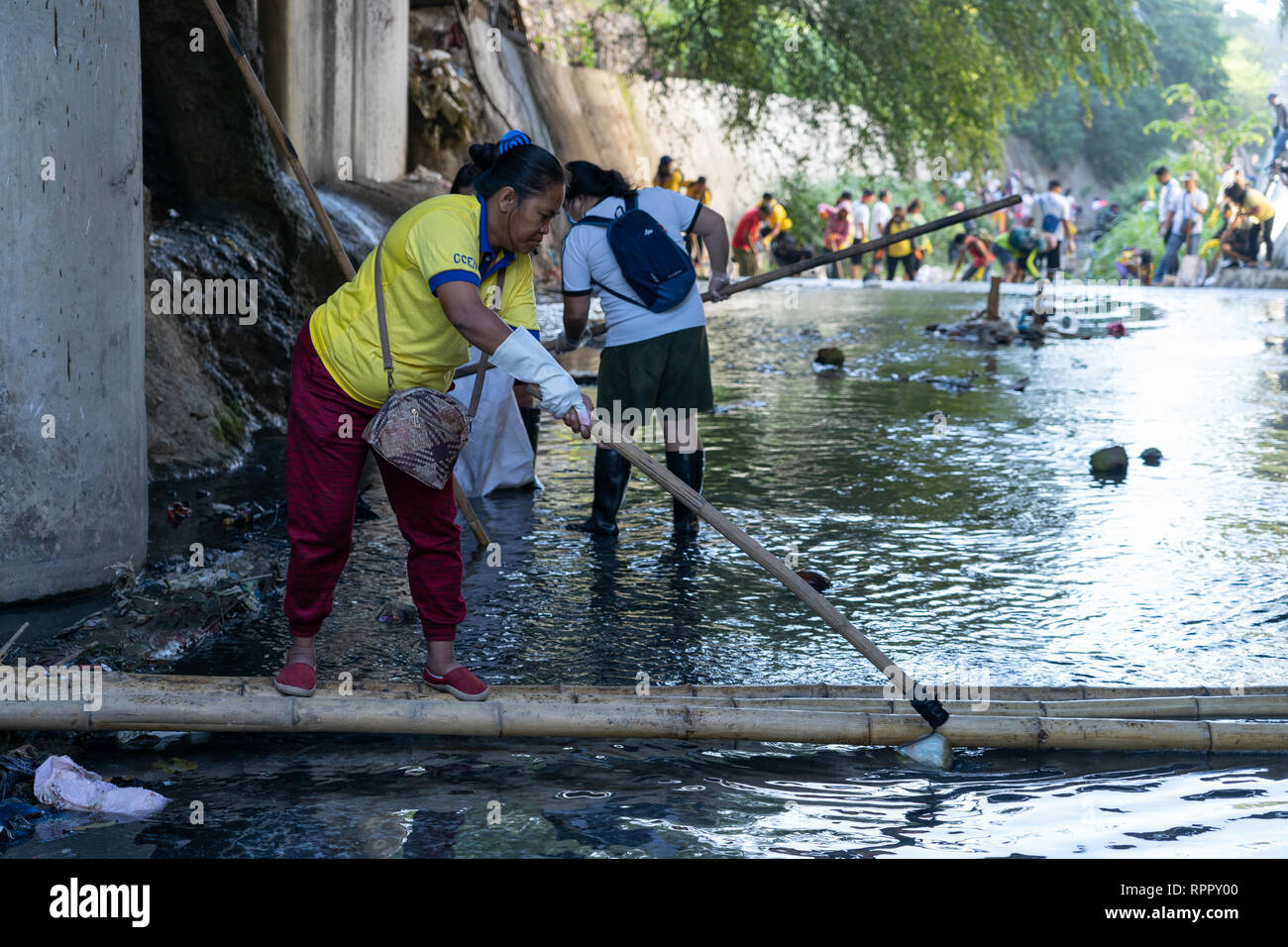 Philippines manila city garbage people hi-res stock photography and ...