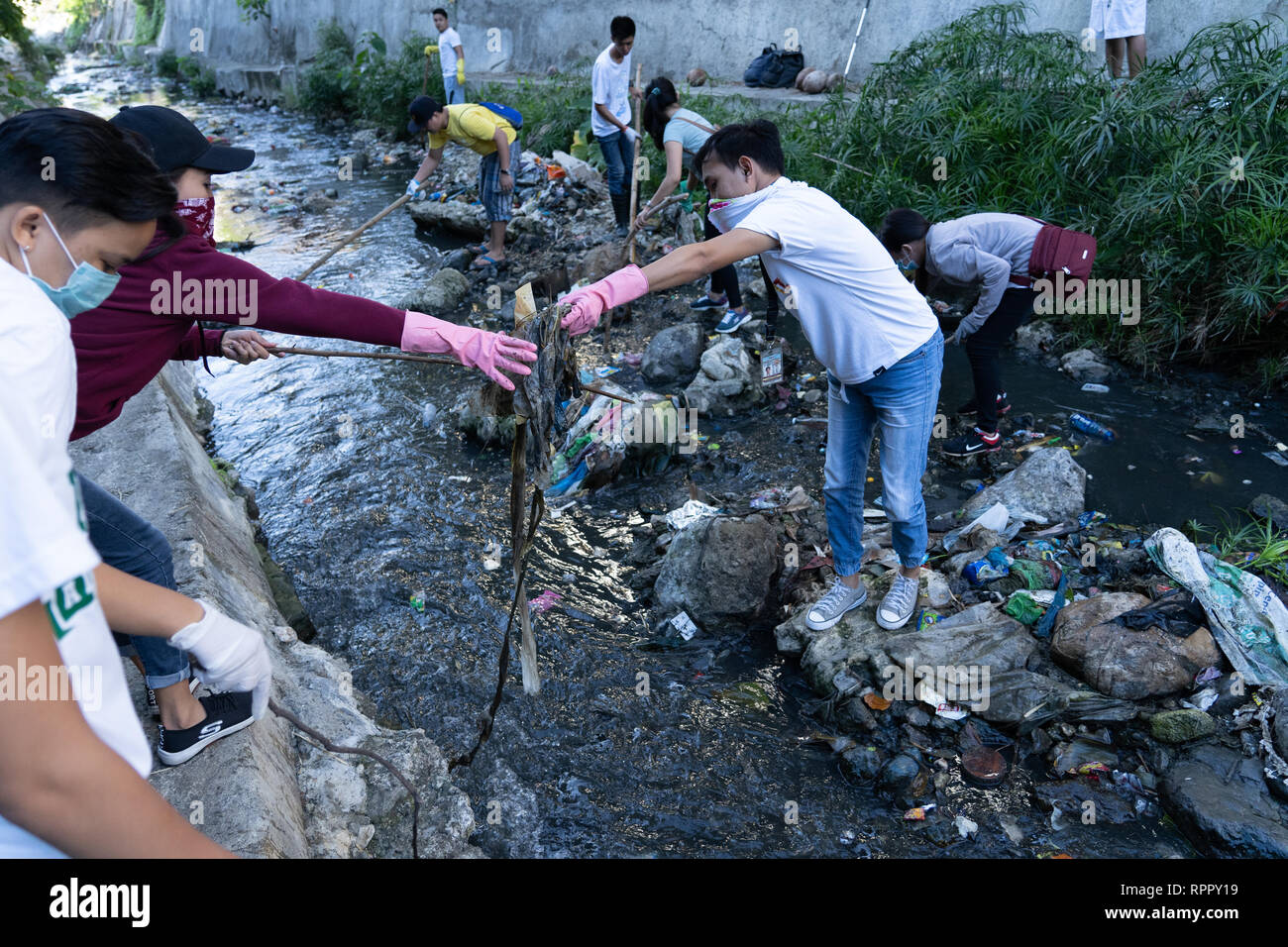 Philippines manila city garbage people hi-res stock photography and ...