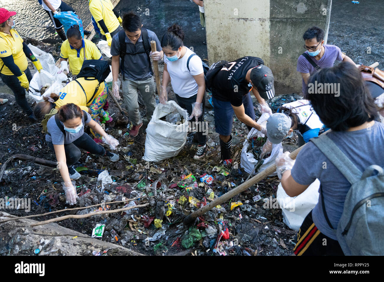Philippines manila city garbage people hi-res stock photography and ...