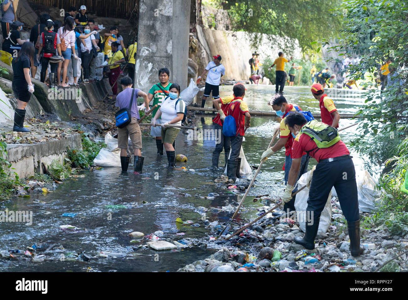 Philippines manila city garbage people hi-res stock photography and ...