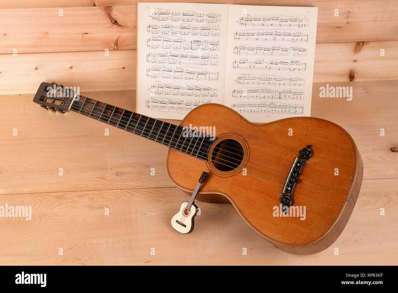 Artist models wood hi-res stock photography and images - Alamy