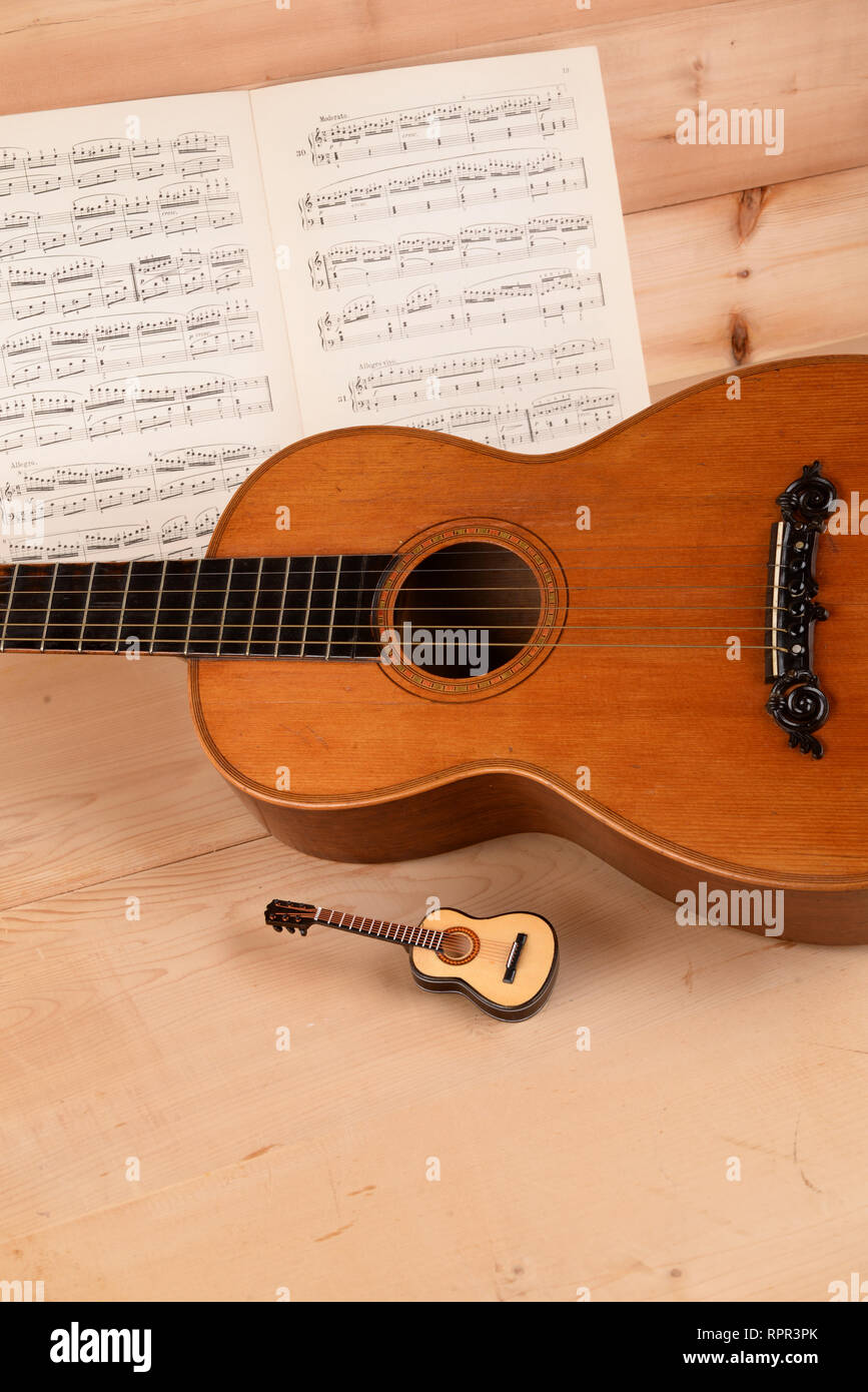 Melodic instruments hi-res stock photography and images - Alamy