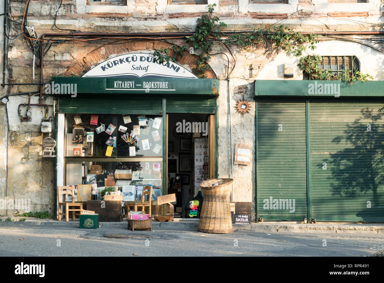 Store front bookstore hi-res stock photography and images - Alamy