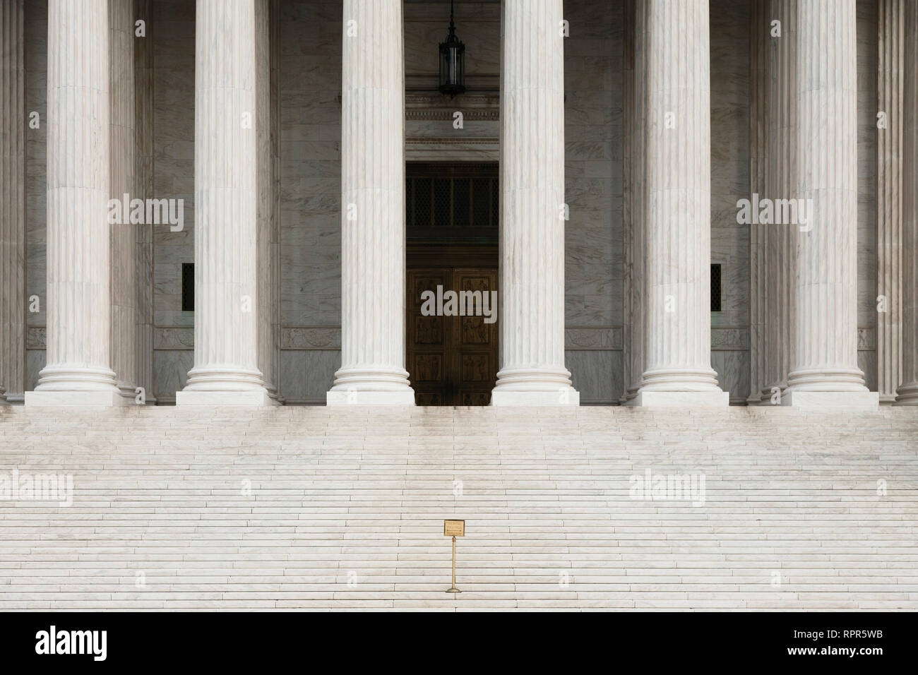 Front View of the Supreme Court Building Stock Photo - Alamy