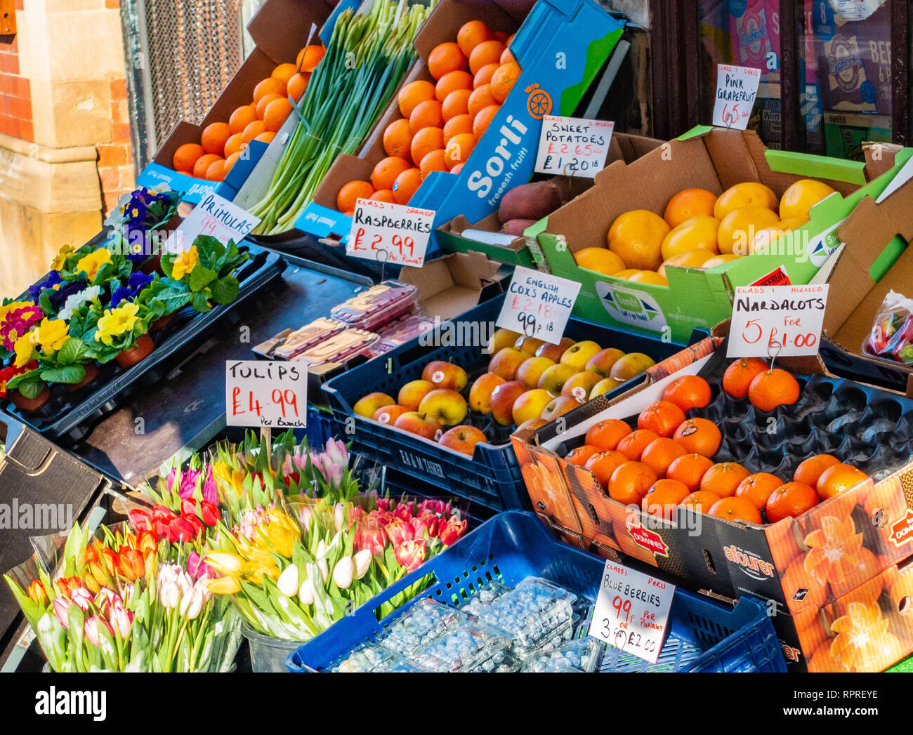 Borough market english apple fruit stall hi-res stock photography and ...