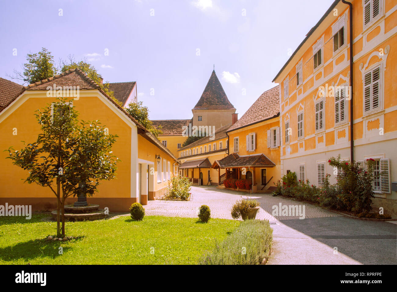 House of the beautiful courtyard hi-res stock photography and images ...