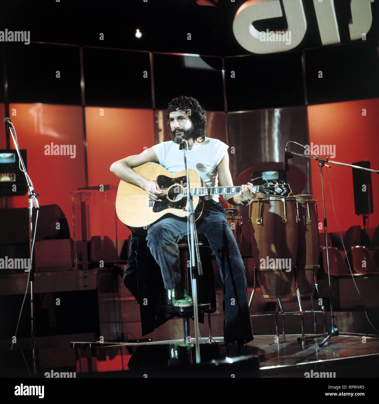Guitar cat stevens hi-res stock photography and images - Alamy