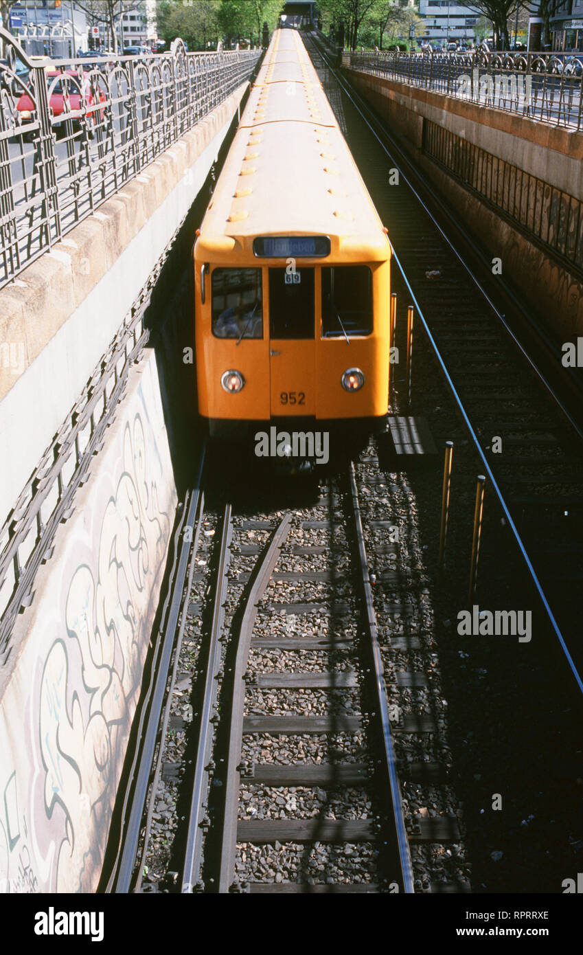 U-Bahn, Linie U2 in Berlin / Überschrift: U-Bahn Stock Photo - Alamy