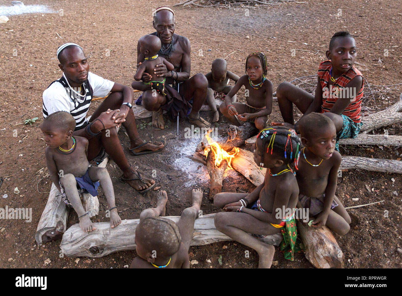 Family sitting around fire hi-res stock photography and images - Alamy